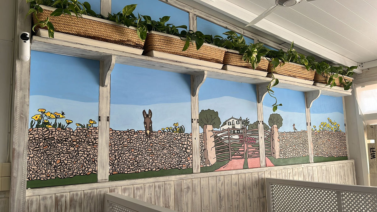 Mural de 7 metros para el restaurante Okapi – Menorca Ilustrada